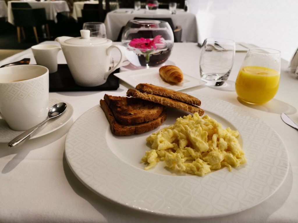 Elegant Qatar Premium Lounge London - Wander Up Front