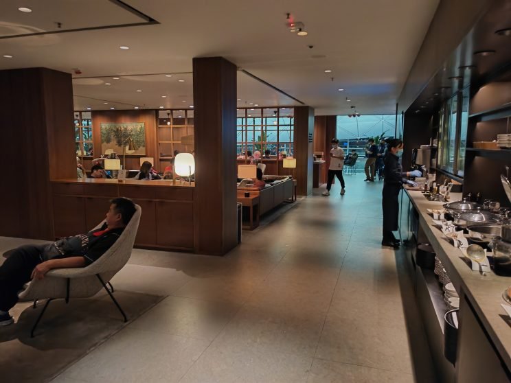 Solid Offering: Cathay Pacific The Deck Lounge - Wander Up Front