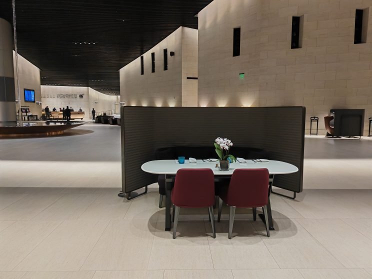 Al Safwa First Class By Qatar, Serene Lounge Meets Art Gallery - Wander ...