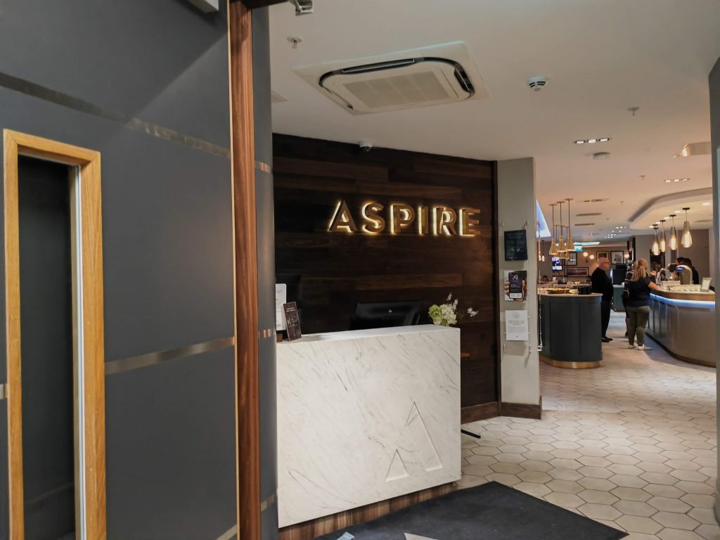 Aspire Lounge Luton Airport Best One Yet! - Wander Up Front